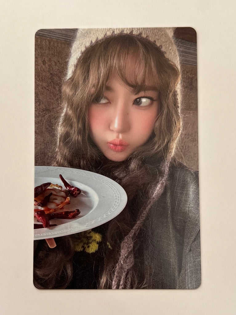 LE SSERAFIM - HOT (Standard Ver.) WEVERSE PHOTOCARD – KYYO